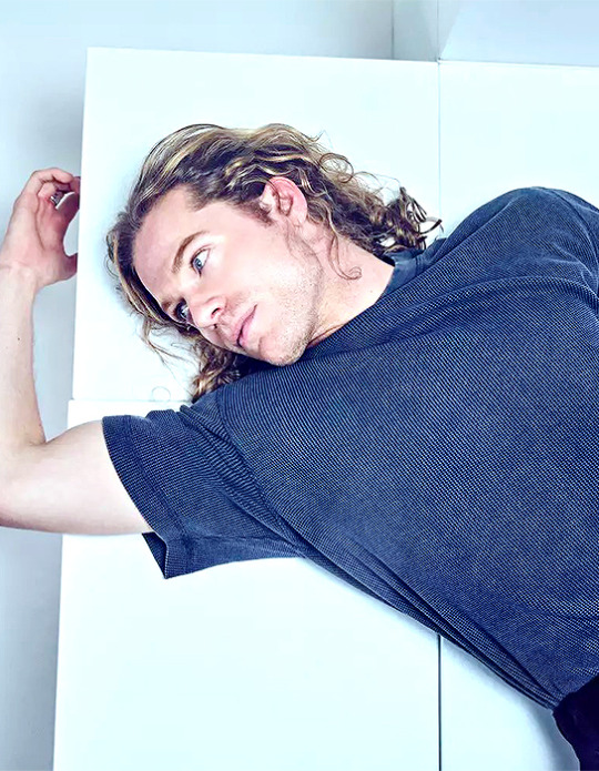 Sam Reid Photographed By Max Montgomery At Sdcc For Ew July 2024 Ayo Edebiri On Tumblr
