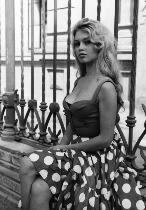 Fashion Inspiration Long Gowns And Flower Crowns Byrons Muse