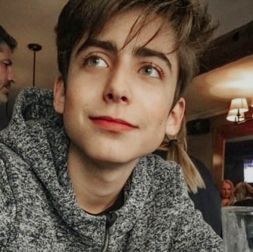 Aidan Gallagher Icons Fav Se Pegar Like If Icons E Headers