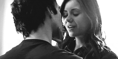 Damon And Elena 1x0 S