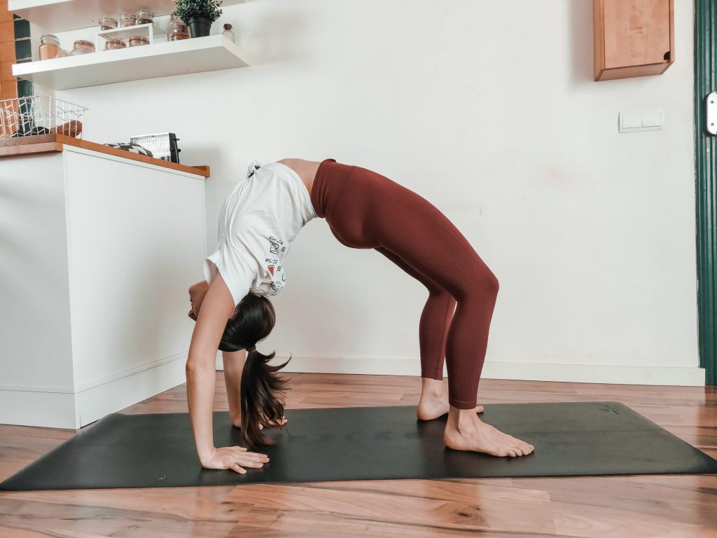 Daily Doses Of Yoga Via Devenir Souple Du Dos 16 Postures De Yoga