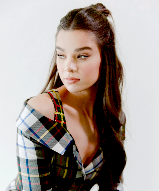 BRUNETTES SOURCE; : HAILEE STEINFELD. New York Times Photoshoot. BRUNETTES SOURCE; : HAILEE STEINFELD. New York Times Photoshoot.