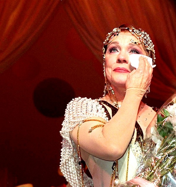 Savingdame Julie Andrews Does Her Final Curtain Bows At Play Victor