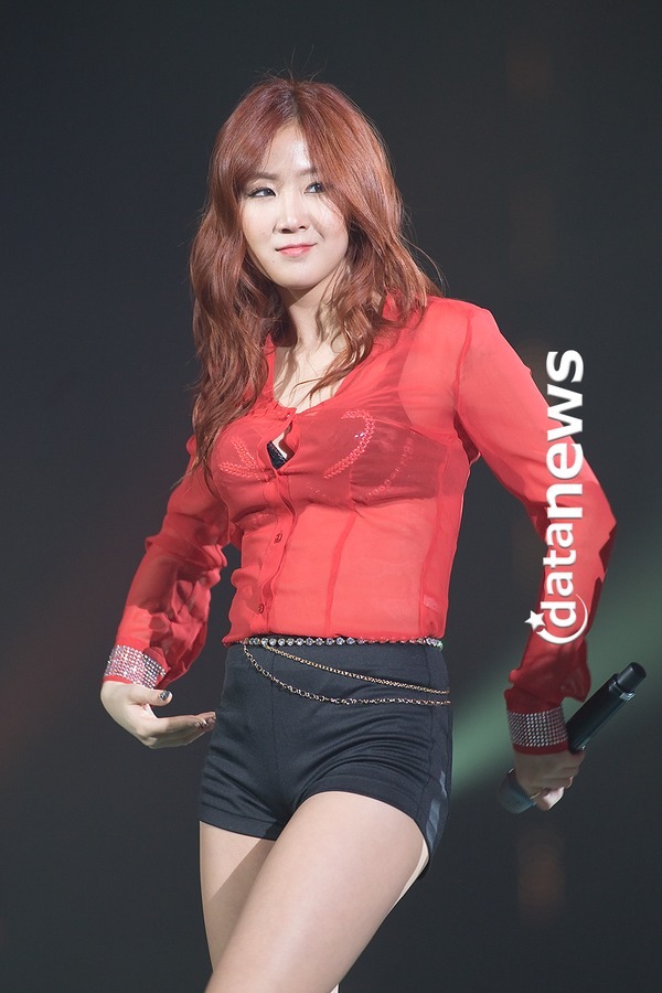Erotic Kpop Girl — Sexy Cameltoe