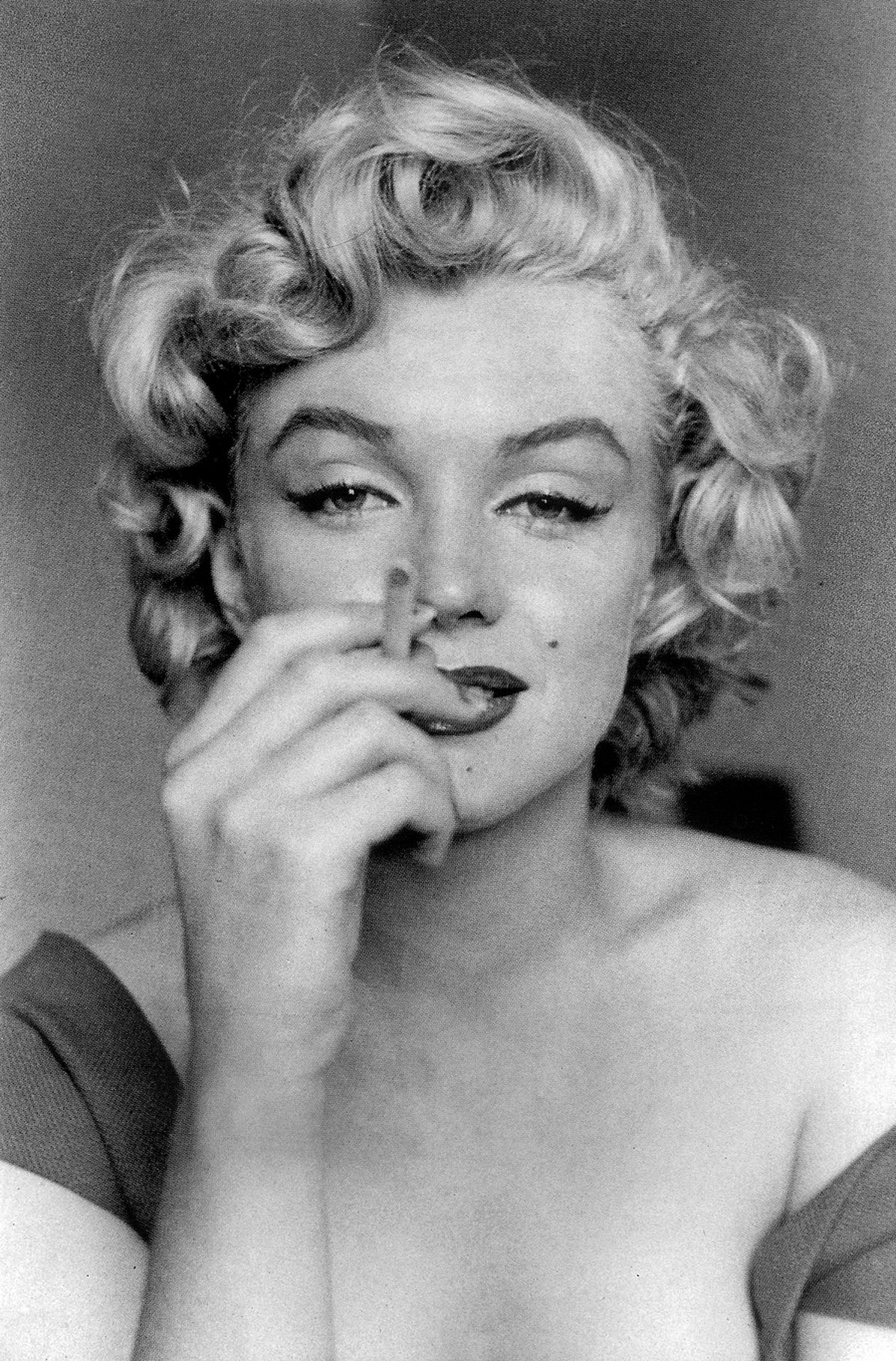 Marilyn Monroe photographed by Jock Carroll in her... - Marilyn Monroe ... Marilyn Monroe photographed by Jock Carroll in her... - Marilyn Monroe ...