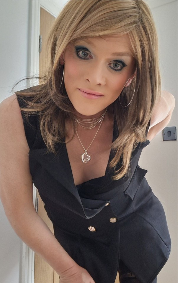 Walking on the wild side! Can you see my stocking top?! Katie xx ... Walking on the wild side! Can you see my stocking top?! Katie xx ...