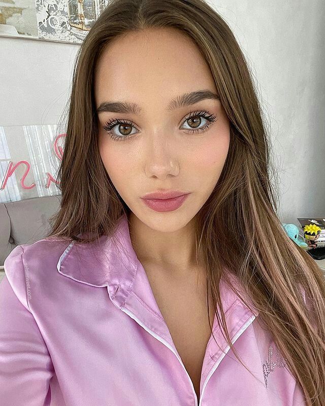 Selfie By Seltin Ig Seltinsweet Support Seltin On Seltin Brunette Long Hair The Cutie