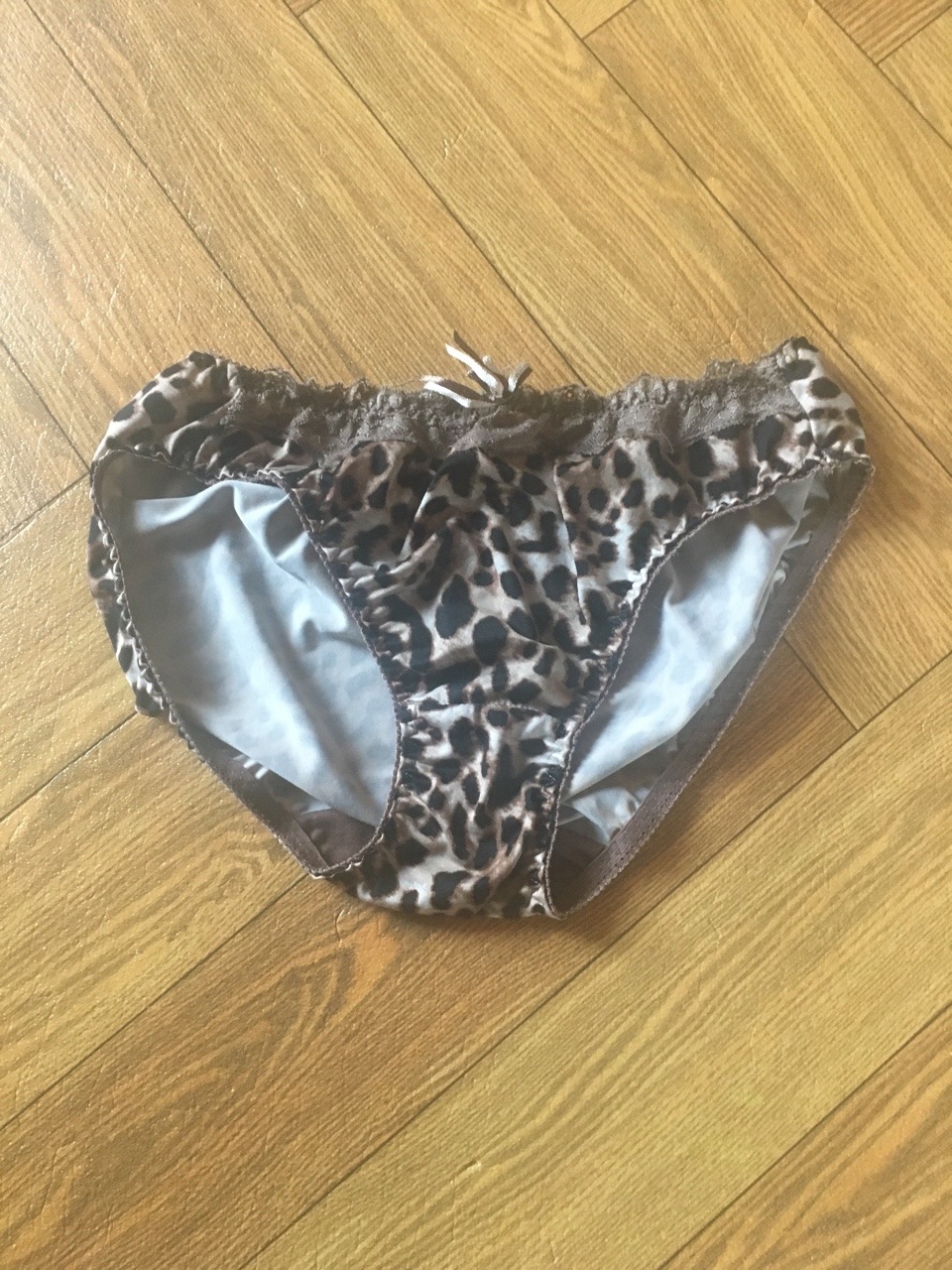 와 이번에는 들킬뻔햇다 간신히 속옷장에서 팬티 빼서 바로 사진만 찍엇다존나꼴리네 다음엔 어떤걸로 찍을까 Tumblr Pics