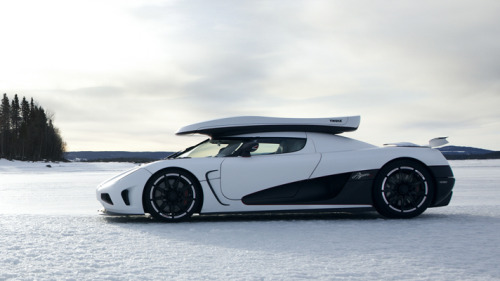 Koenigsegg with roof box store